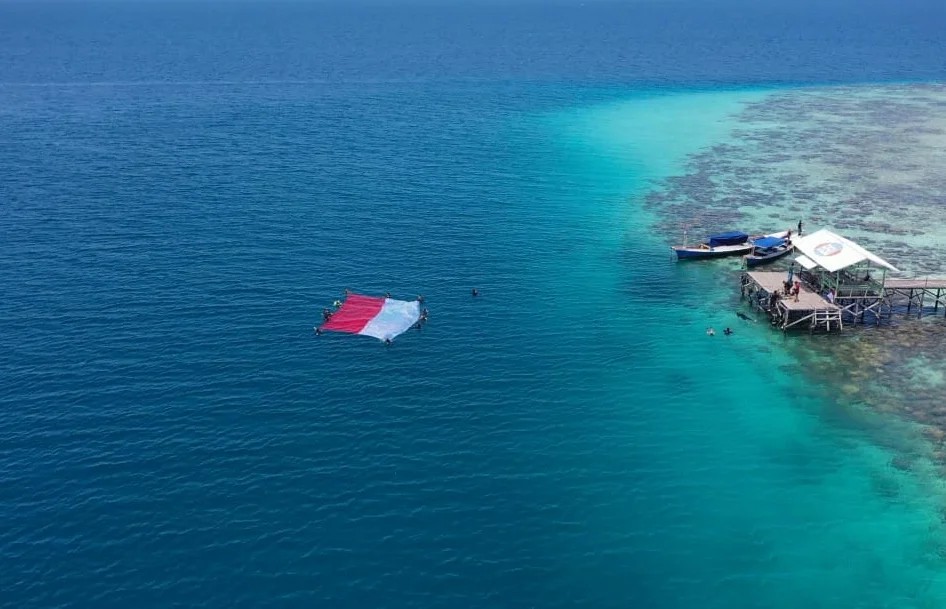 Pengibaran Bendera Merah Putih Raksasa di Site Unesco Global Geo Park ...